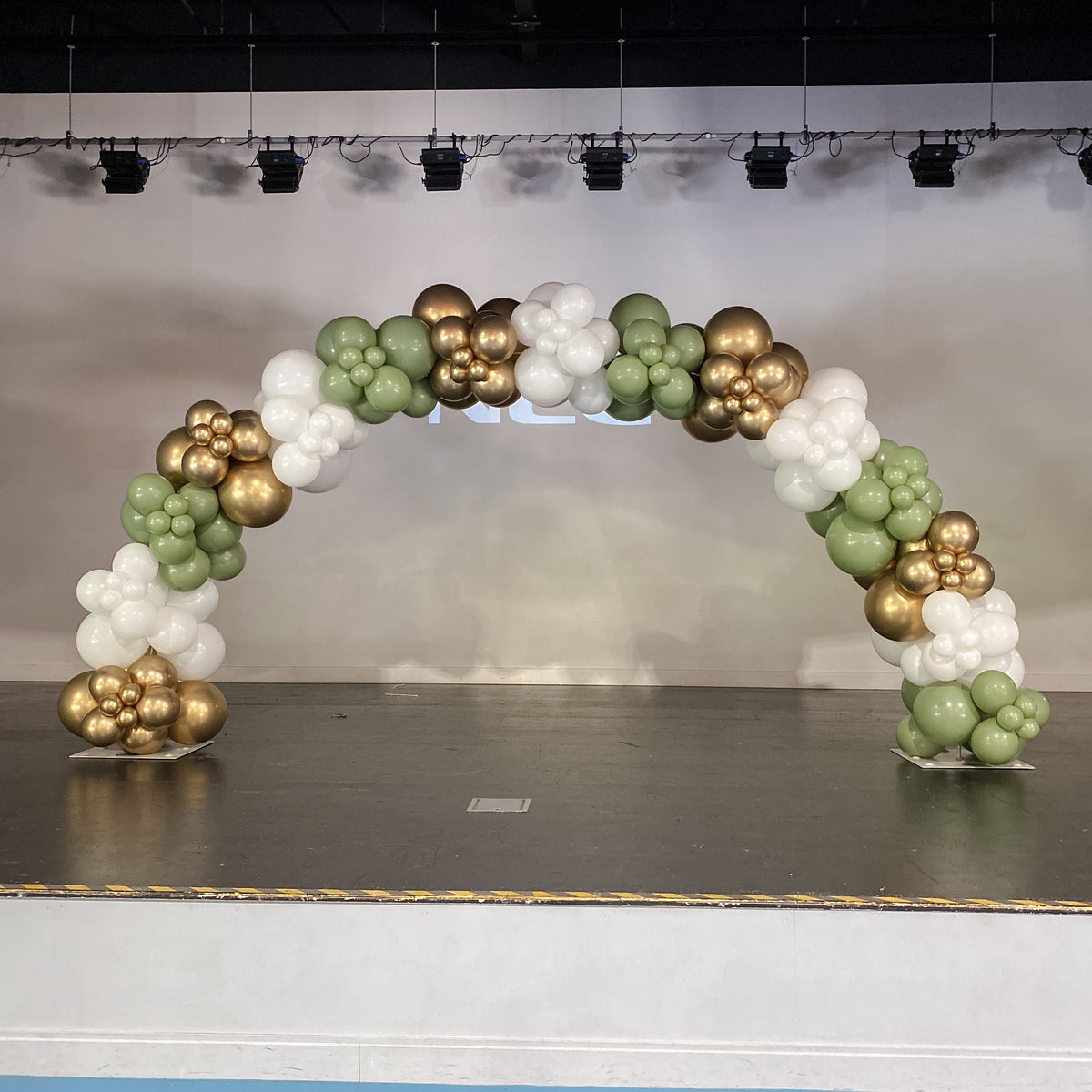 Organic style arch – Float. GC Events